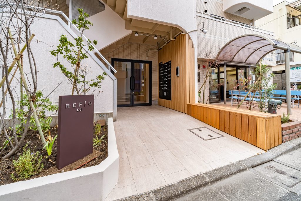 王子 顔認証機能付きオートロック導入のエントランスリノベーション 【北区 築31年 RCマンション 賃貸】eims（エイムズ） - eims (エイムズ)