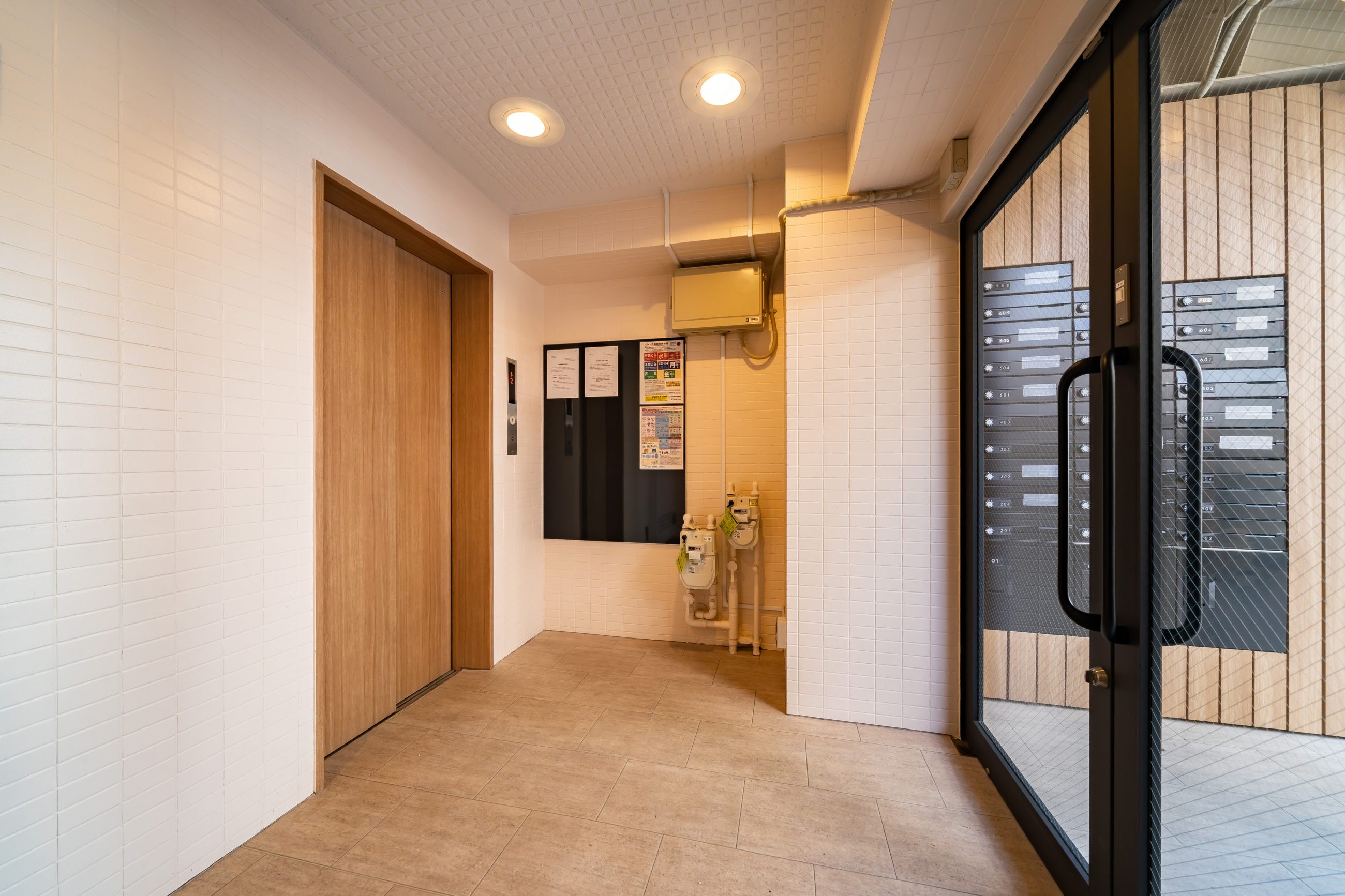 王子 顔認証機能付きオートロック導入のエントランスリノベーション 【北区 築31年 RCマンション 賃貸】eims（エイムズ） - eims (エイムズ)