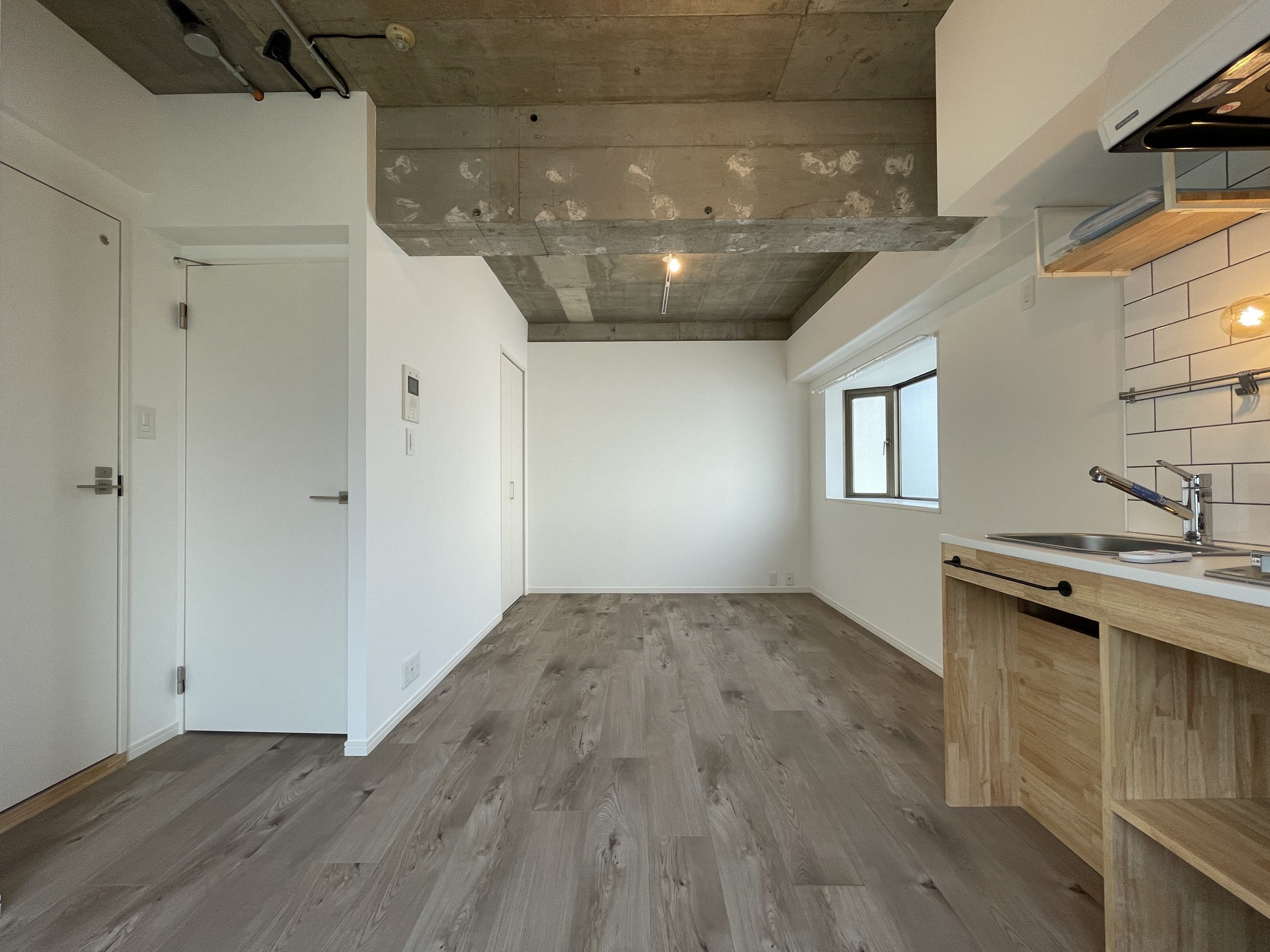 明石町 オフィス用の3点UB部屋を再販用に、天井躯体表しが映えるデザイナーズリノベーション【中央区 築37年 RC分譲マンション】eims（エイムズ - eims (エイムズ)