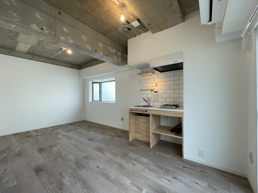 明石町 オフィス用の3点UB部屋を再販用に、天井躯体表しが映えるデザイナーズリノベーション【中央区 築37年 RC分譲マンション】eims（エイムズ - eims (エイムズ)