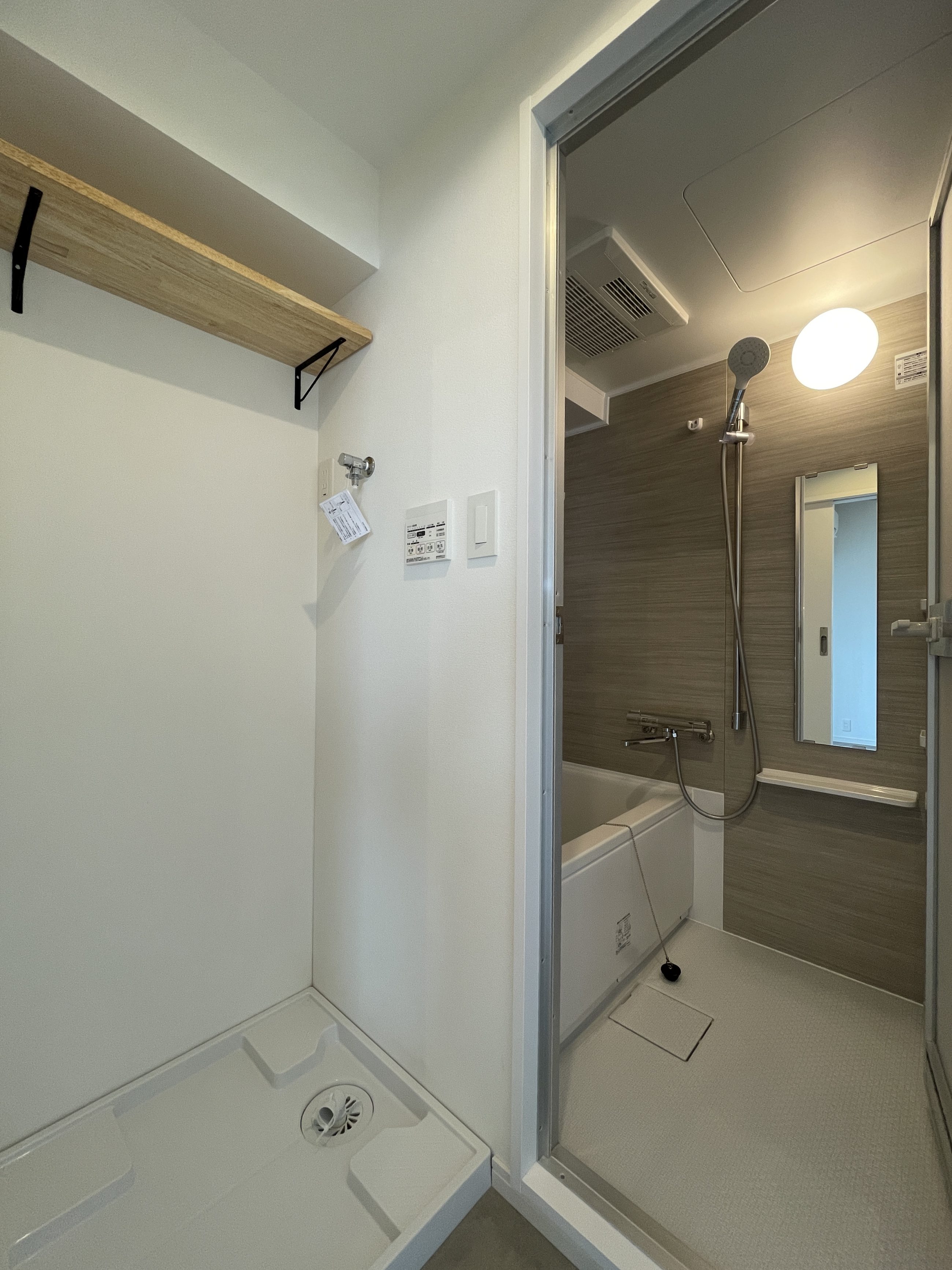 明石町 オフィス用の3点UB部屋を再販用に、天井躯体表しが映えるデザイナーズリノベーション【中央区 築37年 RC分譲マンション】eims（エイムズ - eims (エイムズ)