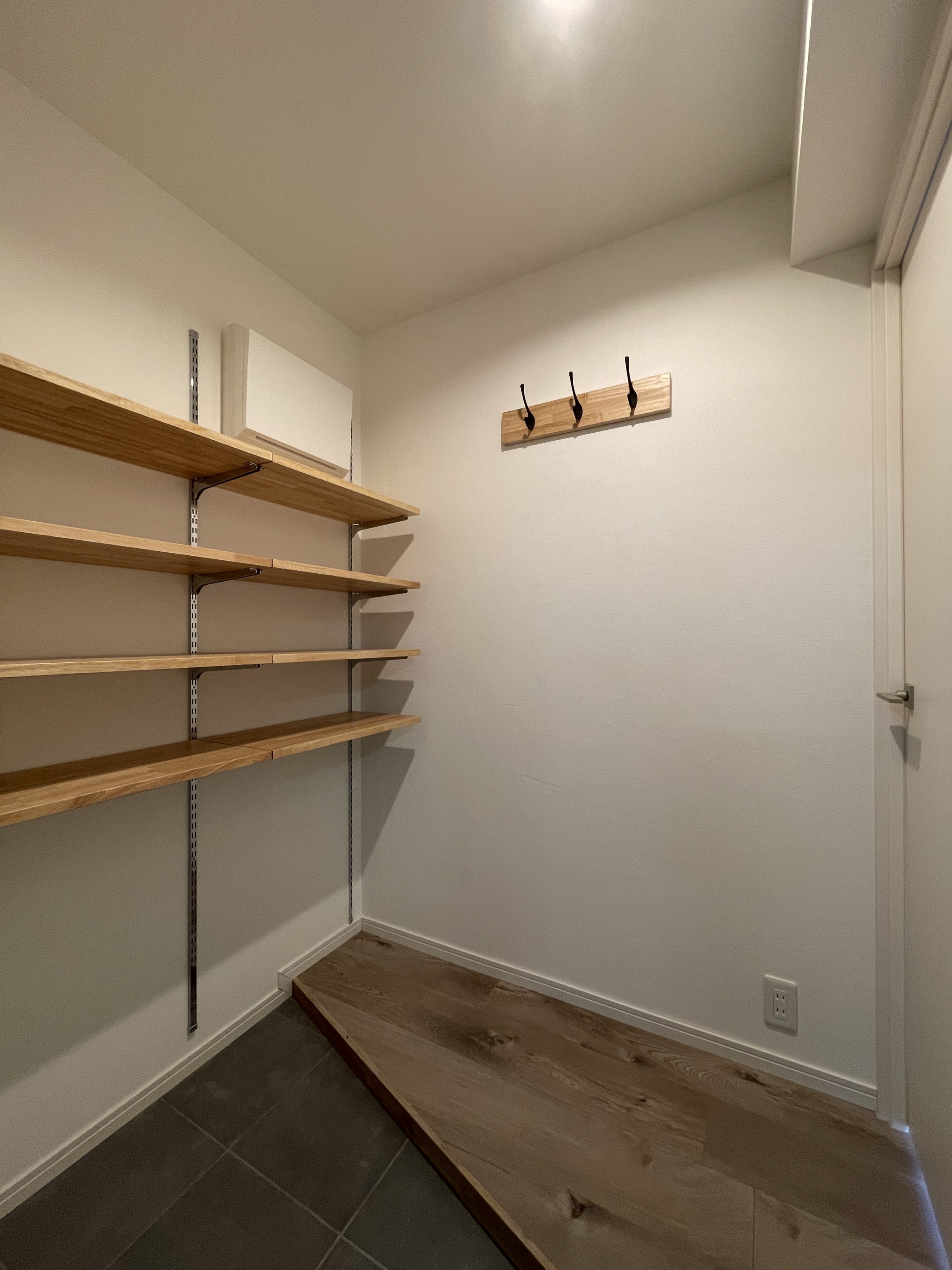 明石町 オフィス用の3点UB部屋を再販用に、天井躯体表しが映えるデザイナーズリノベーション【中央区 築37年 RC分譲マンション】eims（エイムズ - eims (エイムズ)