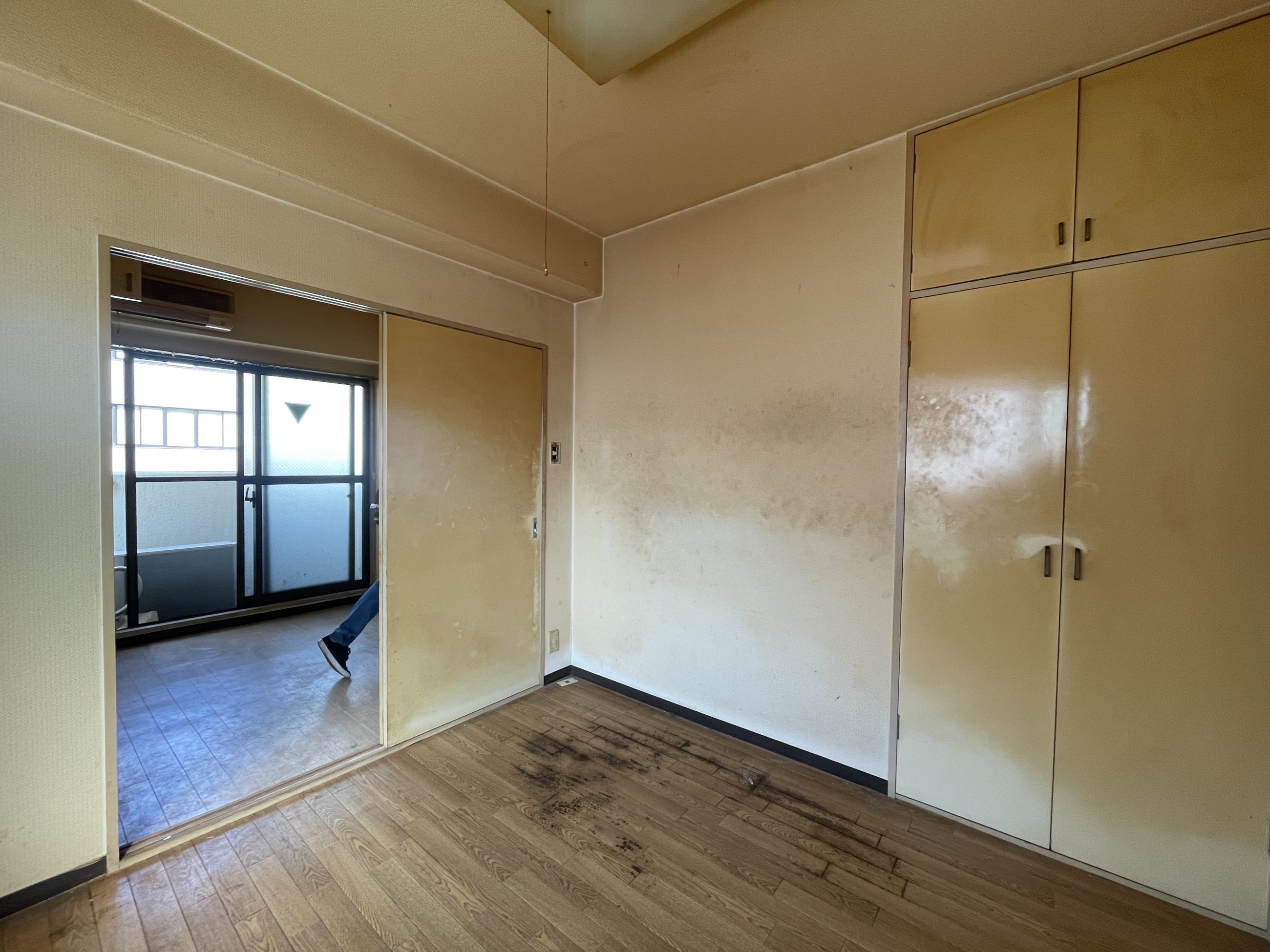 明石町 オフィス用の3点UB部屋を再販用に、天井躯体表しが映えるデザイナーズリノベーション【中央区 築37年 RC分譲マンション】eims（エイムズ - eims (エイムズ)