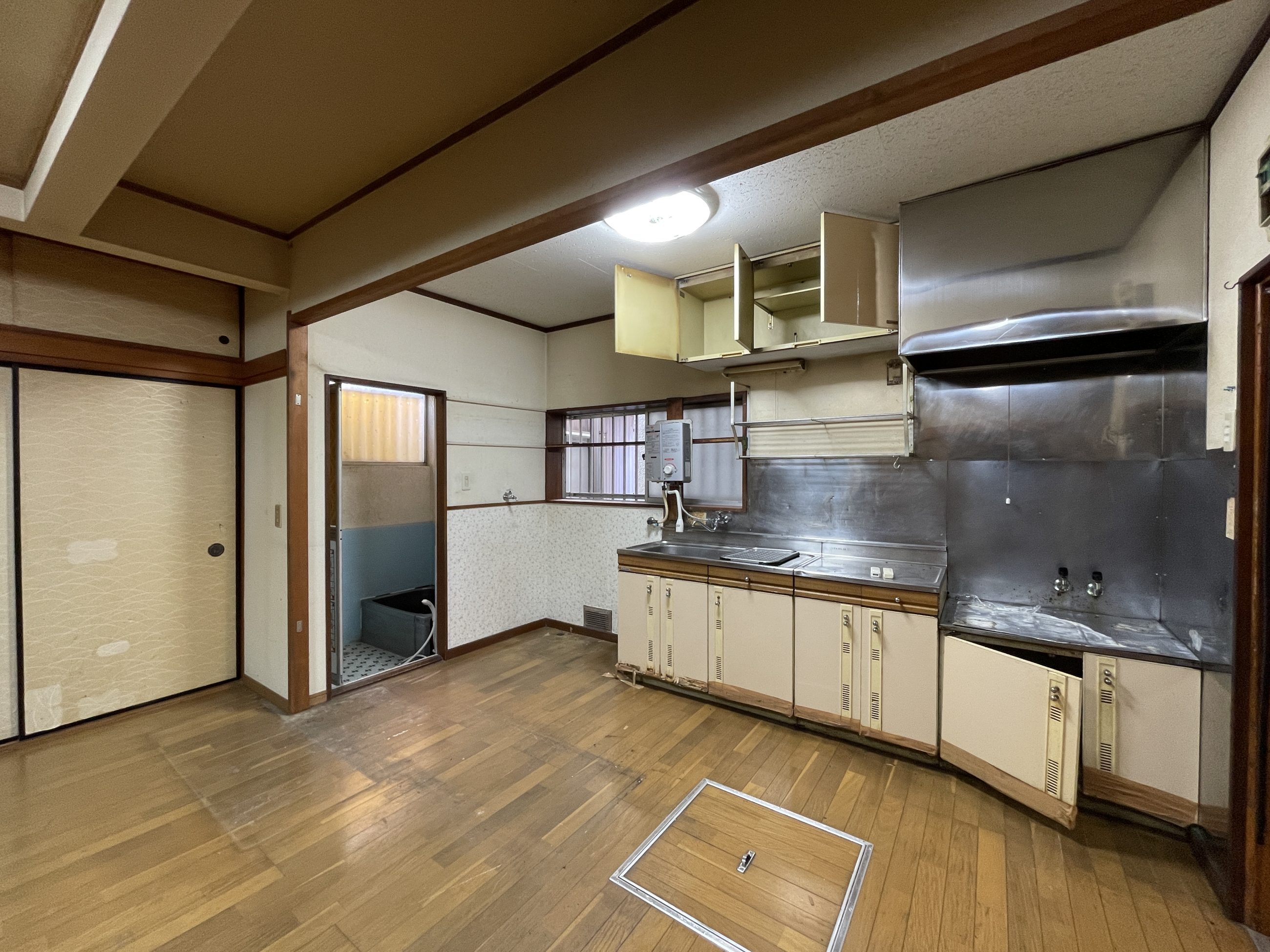 糀谷 築40年の4DK木造戸建てをペニンシュラ造作キッチン、天井梁表し、有孔ボード、アール開口が特徴的なカフェスタイルの戸建てフルリノベーション【糀谷 木造戸建て 3LDK 90m2賃貸 ...