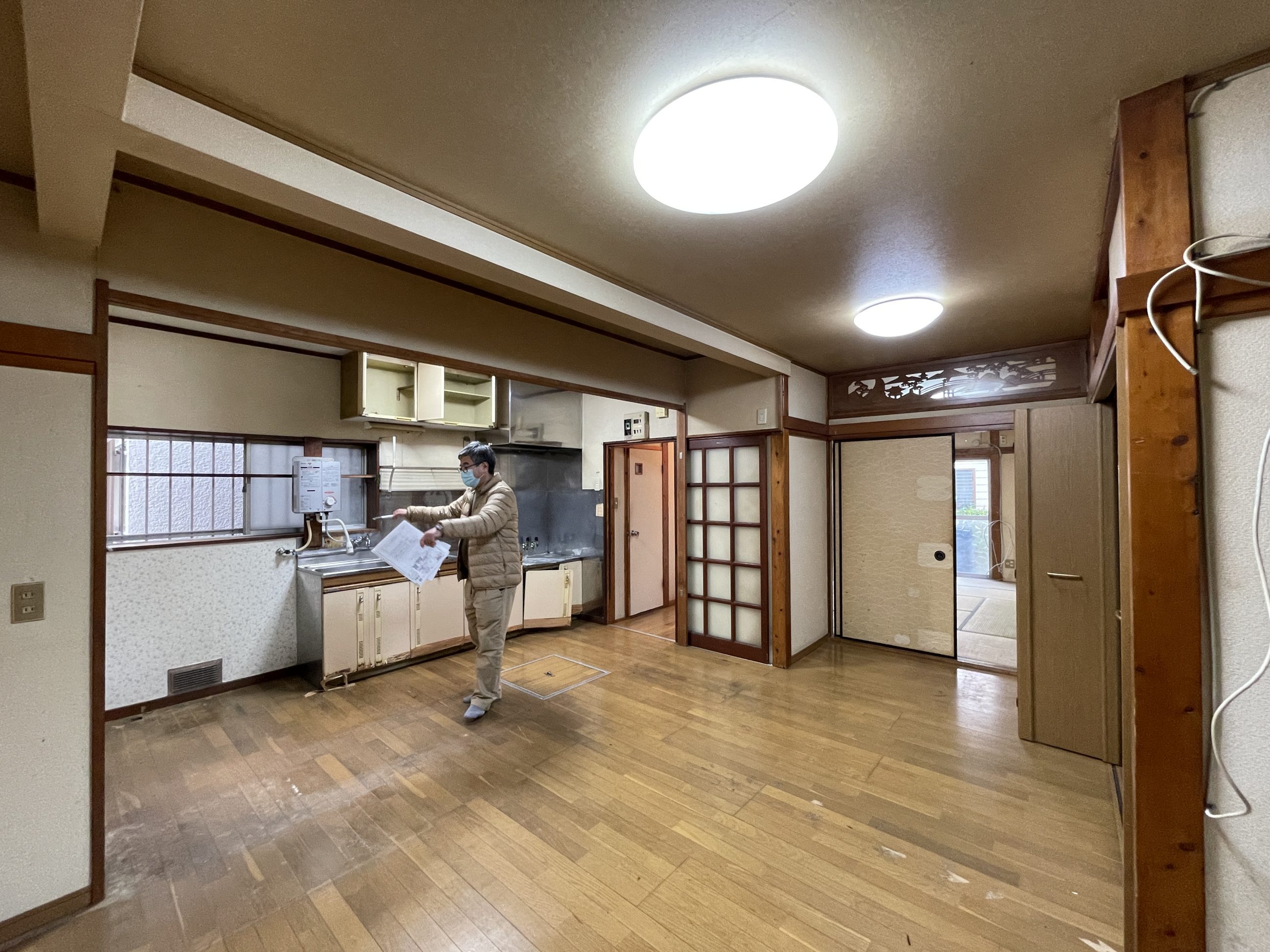 糀谷 築40年の4DK木造戸建てをペニンシュラ造作キッチン、天井梁表し、有孔ボード、アール開口が特徴的なカフェスタイルの戸建てフルリノベーション【糀谷 木造戸建て 3LDK 90m2賃貸 ...