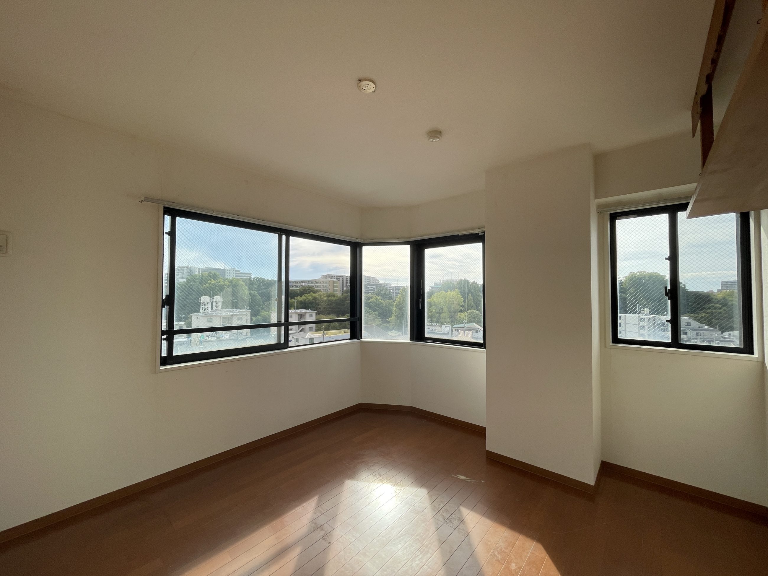 新江古田駅 100m2超えの最上階旧オーナー住戸のメゾネット3LDKを開放的なリビング、ベージュを基調とした高級感のある内装デザインにフルリノベーション【中野区 築14年 3LDKマンション ...