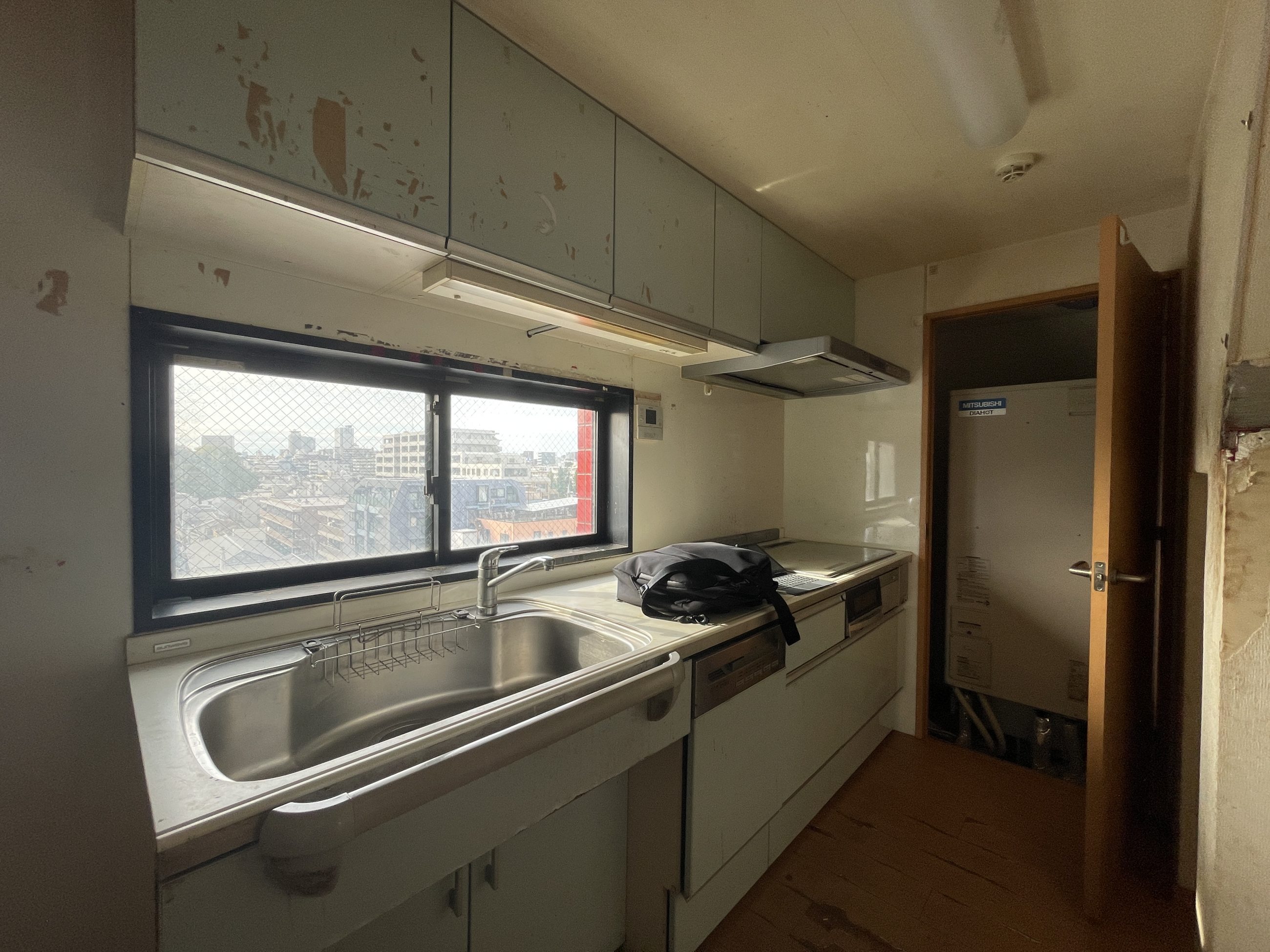 新江古田駅 100m2超えの最上階旧オーナー住戸のメゾネット3LDKを開放的なリビング、ベージュを基調とした高級感のある内装デザインにフルリノベーション【中野区 築14年 3LDKマンション ...