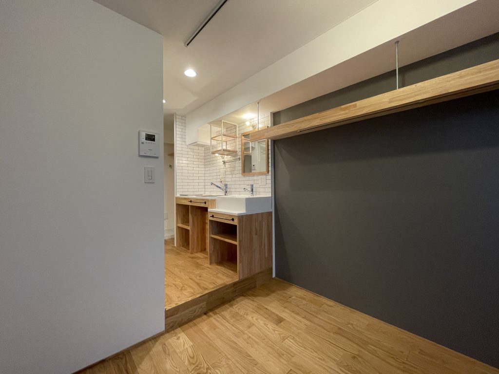 東神奈川 築35年の3点UBタイプの1Rアパートを無垢床、バストイレ別にフルリノベーション【横浜市 築35年 1Rアパート リノベーション事例】eims（エイムズ） - eims (エイムズ)
