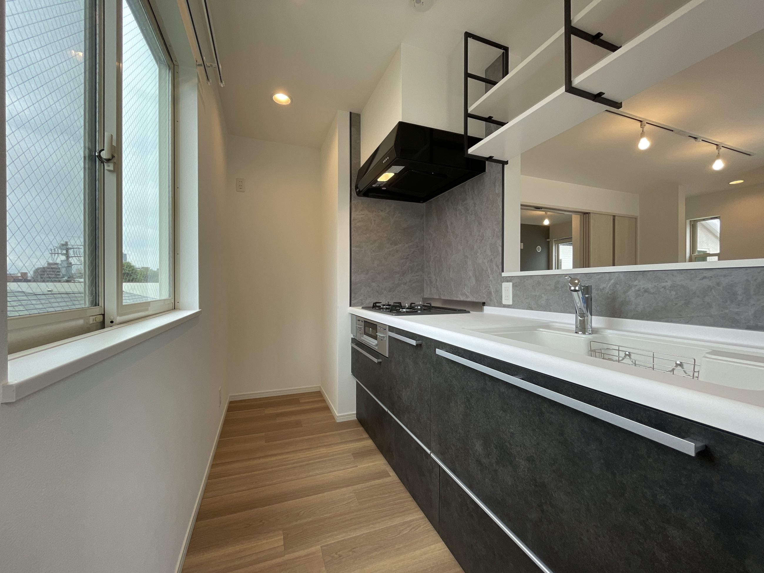 広尾 築12年 長屋タイプのメゾネット2LDKを開放感ペニンシュラキッチン、造作洗面にフルリノベーション【港区 戸建て2LDK リノベーション事例】eimsエイムズ - eims (エイムズ)