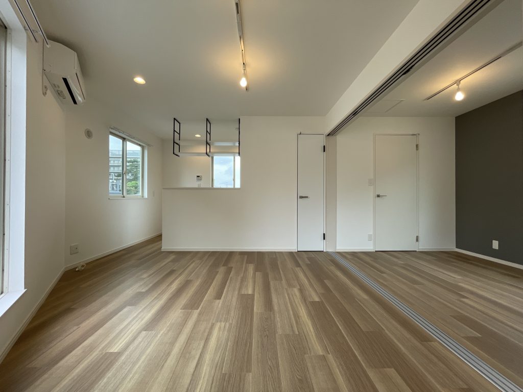 広尾 築12年 長屋タイプのメゾネット2LDKを開放感ペニンシュラキッチン、造作洗面にフルリノベーション【港区 戸建て2LDK リノベーション事例】eimsエイムズ - eims (エイムズ)