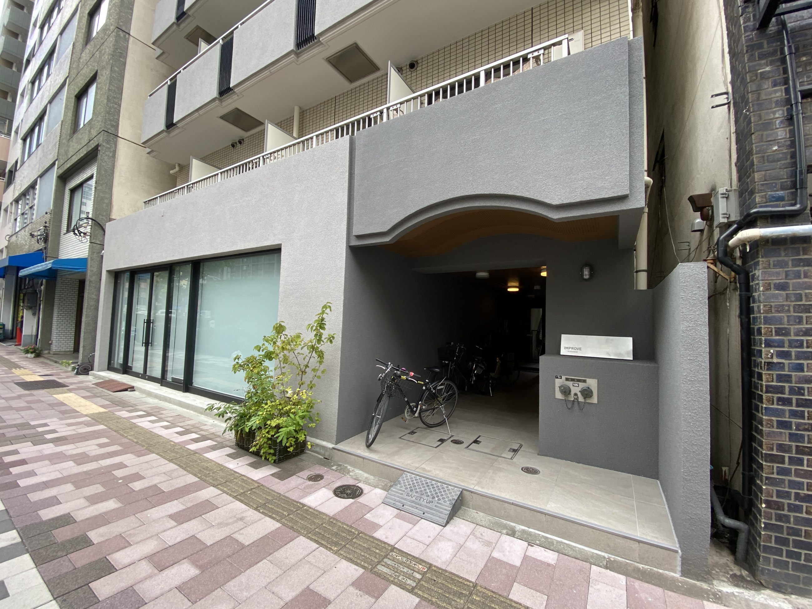 蔵前 外構とエントランスのフルリニューアルで印象を一新したフルリノベーション 【台東区 築37年 RCマンション 賃貸】eims（エイムズ） - eims (エイムズ)