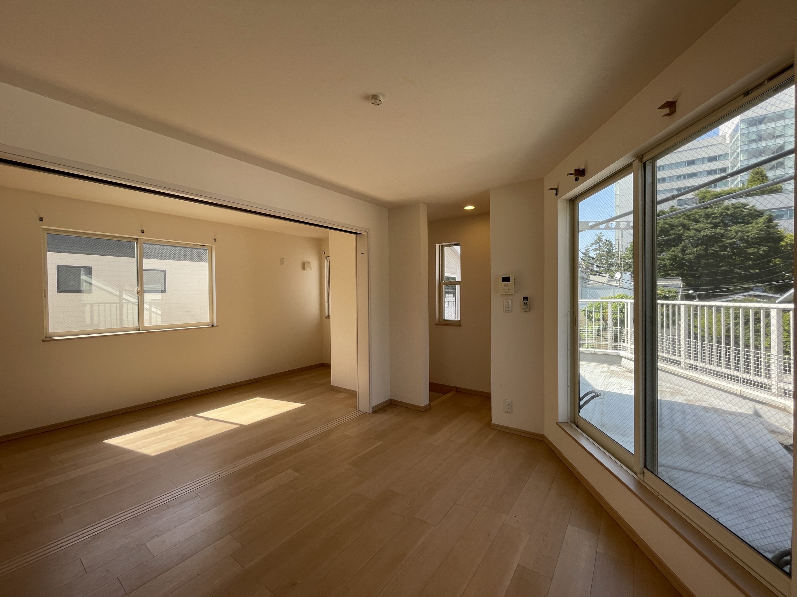 広尾 築12年 長屋タイプのメゾネット2LDKを開放感ペニンシュラキッチン、造作洗面にフルリノベーション【港区 戸建て2LDK リノベーション事例】eimsエイムズ - eims (エイムズ)