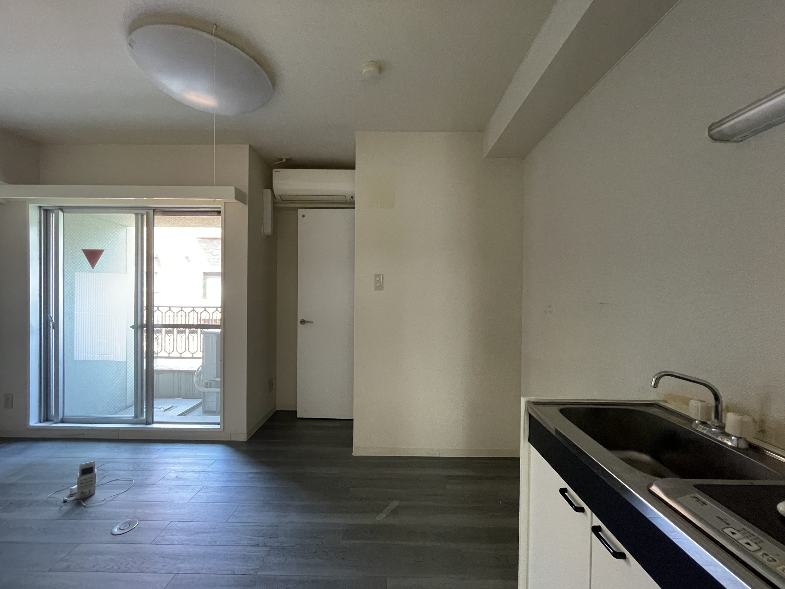 表参道 1986年築の風呂なし事務所をシャワーと冷蔵庫一体型造作キッチンを設置し、無垢床躯体表しでコンパクトな1Rにフルリノベーション 【港区 築37年 マンションリノベーション事例】eims ...