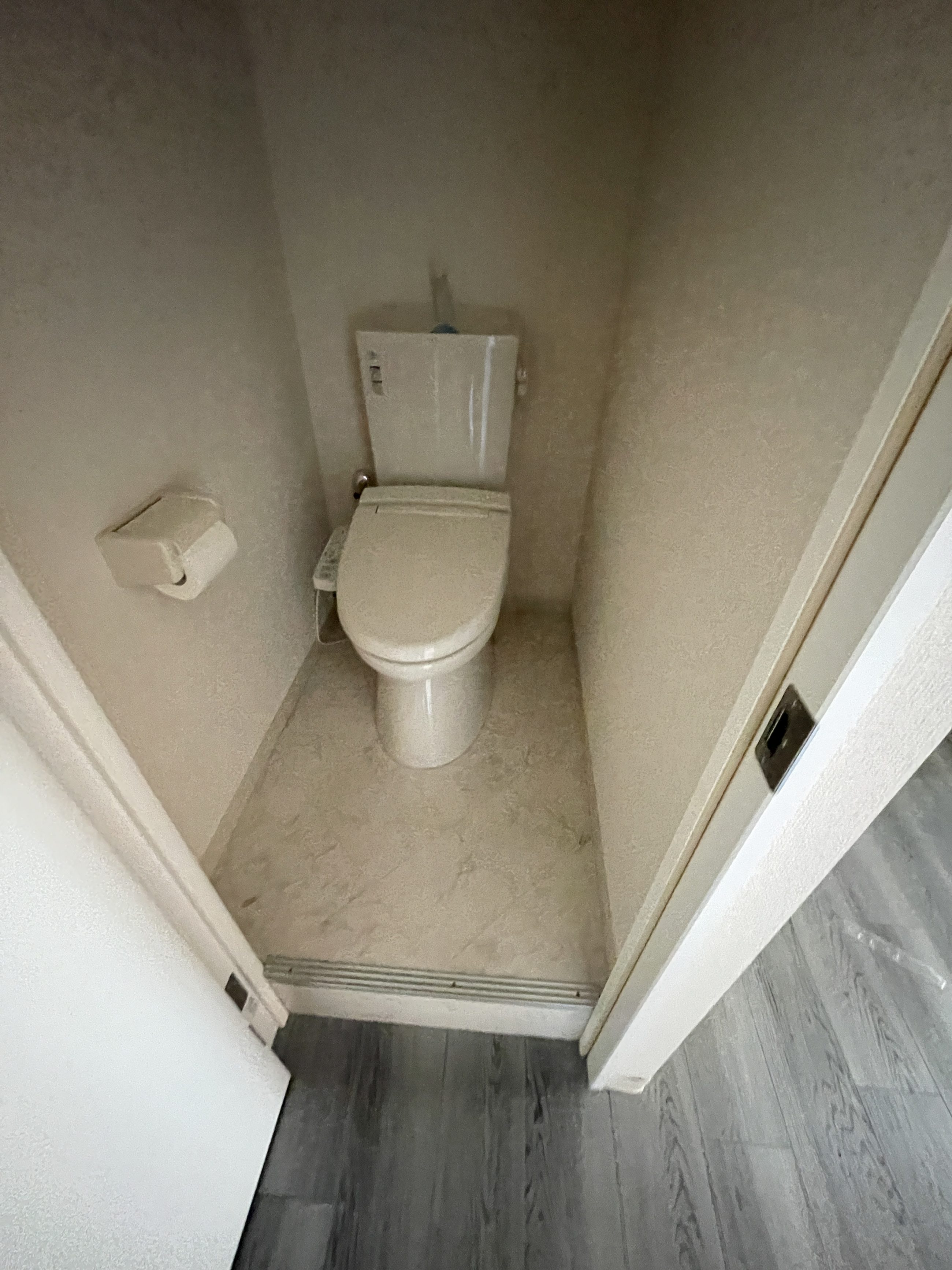 表参道 1986年築の風呂なし事務所をシャワーと冷蔵庫一体型造作キッチンを設置し、無垢床躯体表しでコンパクトな1Rにフルリノベーション 【港区 築37年 マンションリノベーション事例】eims ...