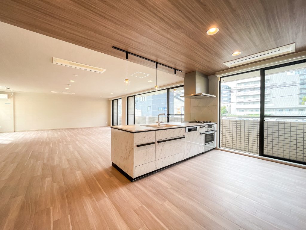 青山 築35年 4LDK,190m2の大邸宅を最高級のペニンシュラキッチンが映える落ち着いた空間にフルリノベーション【港区 4LDK リノベーション事例】eimsエイムズ - eims (エイムズ)