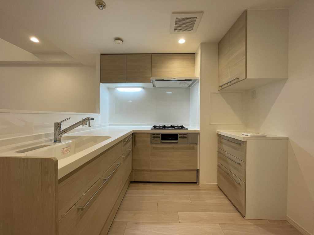 勝どき 築30年56m2の1LDKをクリアの3枚引き戸、L字キッチンで人気の2LDKにフルリノベーション【中央区 築30年 マンションリノベーション事例】eims（エイムズ） - eims ...