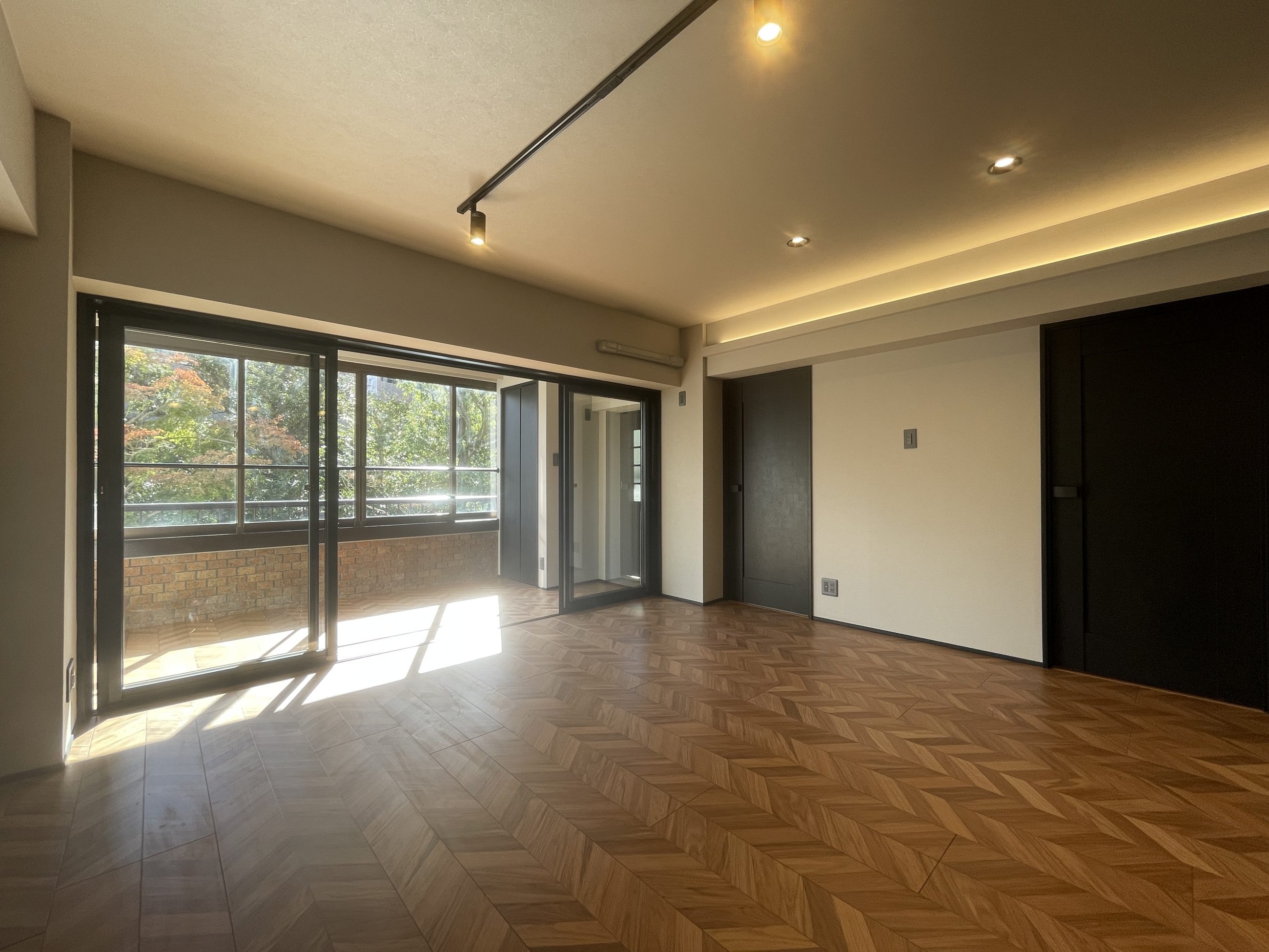 乃木坂 築60年の73m2の4DKをヘリンボーン床、クリア3枚引き戸、L字キッチンで人気の3LDKにフルリノベーション【港区 築60年 マンションリノベーション事例】eims（エイムズ ...