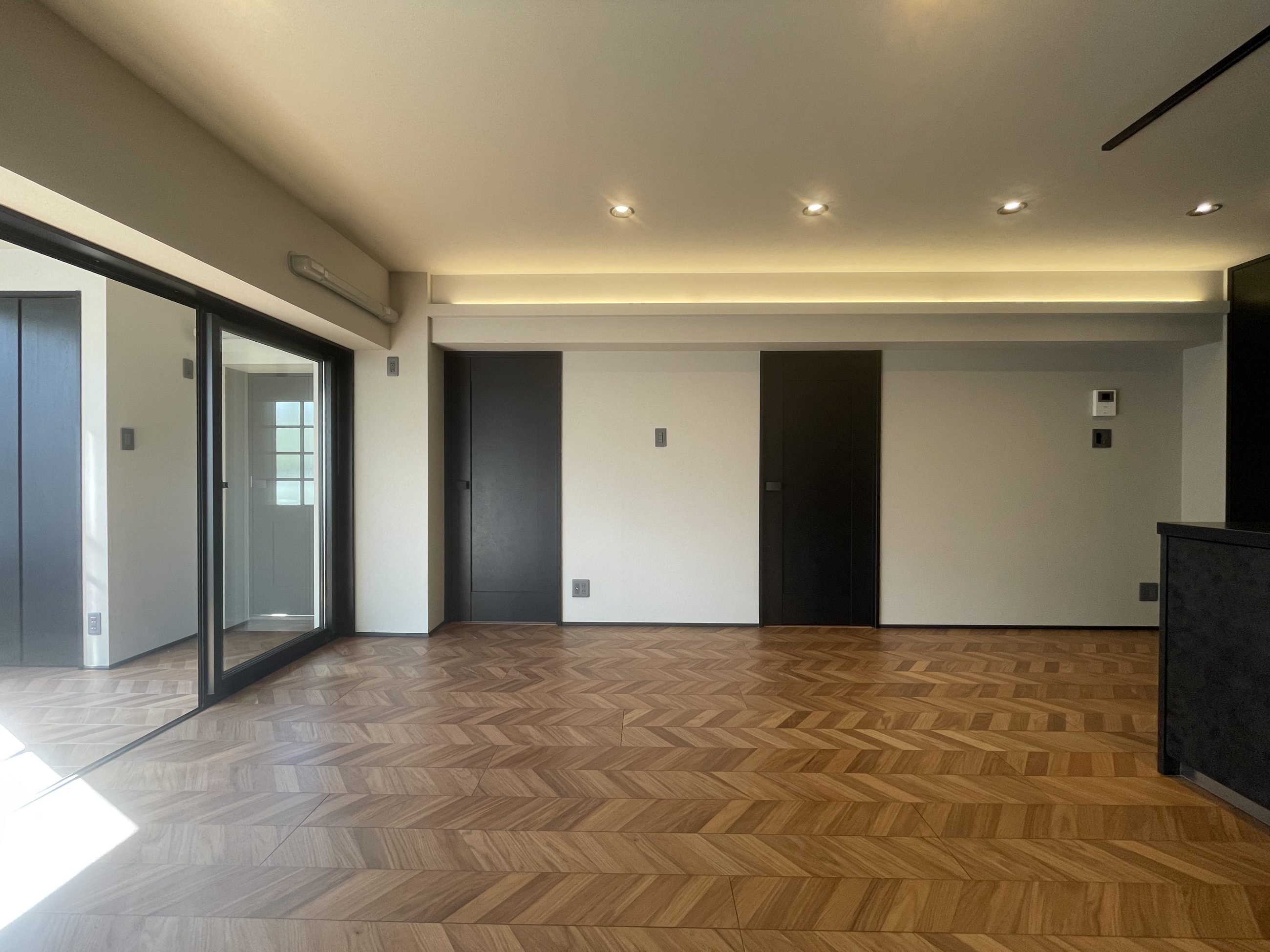 乃木坂 築60年の73m2の4DKをヘリンボーン床、クリア3枚引き戸、L字キッチンで人気の3LDKにフルリノベーション【港区 築60年 マンションリノベーション事例】eims（エイムズ ...