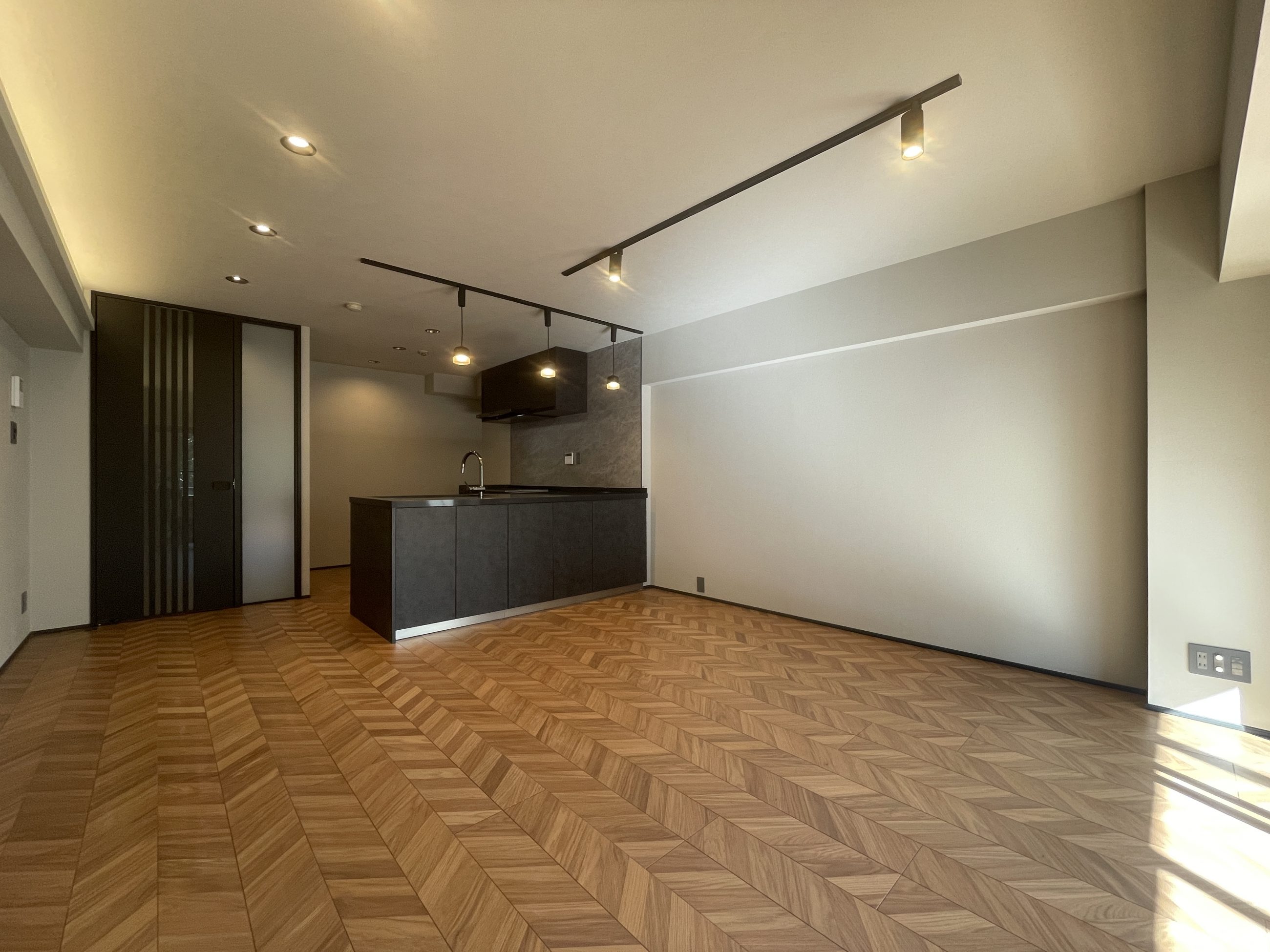 乃木坂 築60年の73m2の4DKをヘリンボーン床、クリア3枚引き戸、L字キッチンで人気の3LDKにフルリノベーション【港区 築60年 マンションリノベーション事例】eims（エイムズ ...