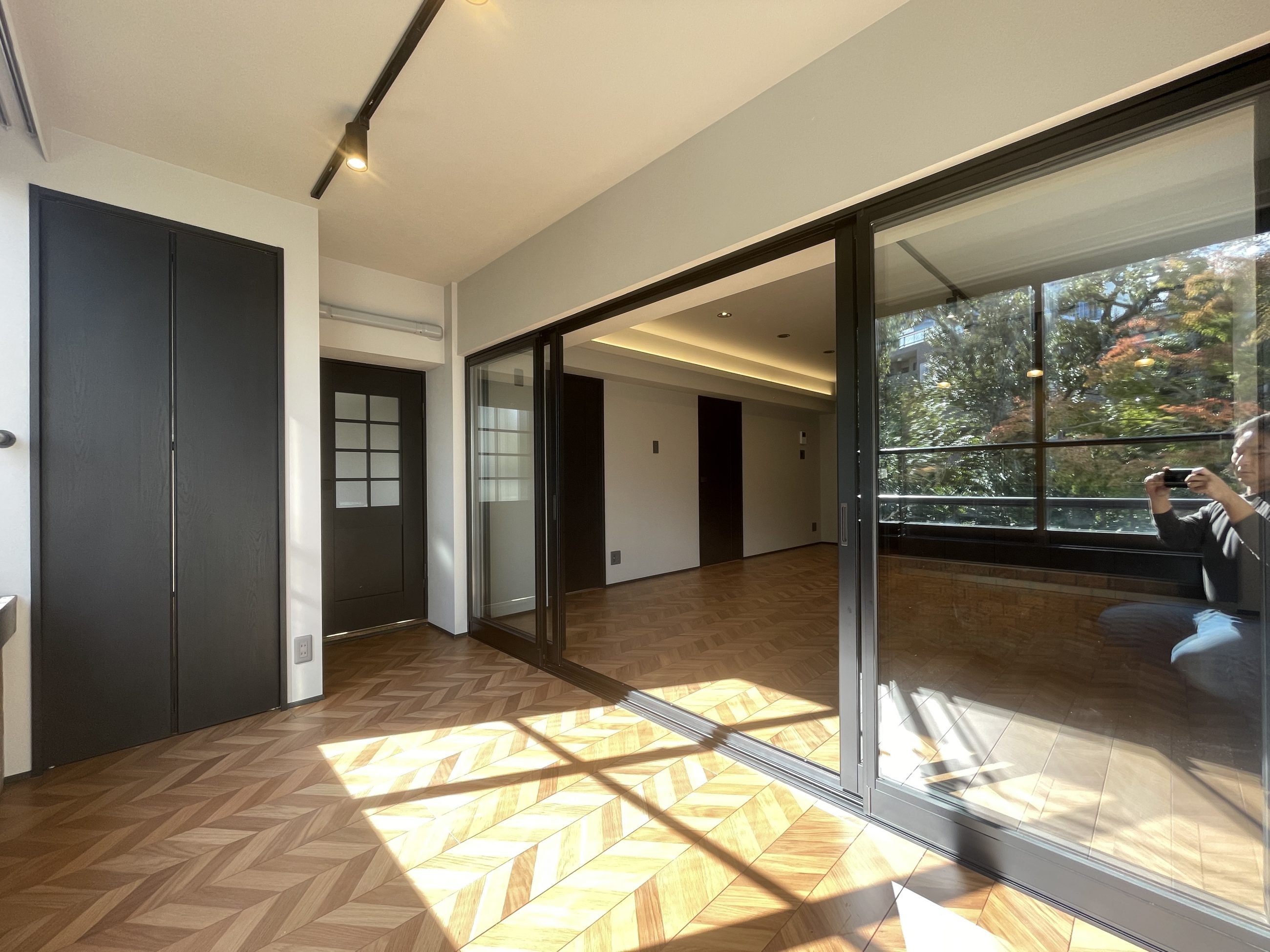 乃木坂 築60年の73m2の4DKをヘリンボーン床、クリア3枚引き戸、L字キッチンで人気の3LDKにフルリノベーション【港区 築60年 マンションリノベーション事例】eims（エイムズ ...