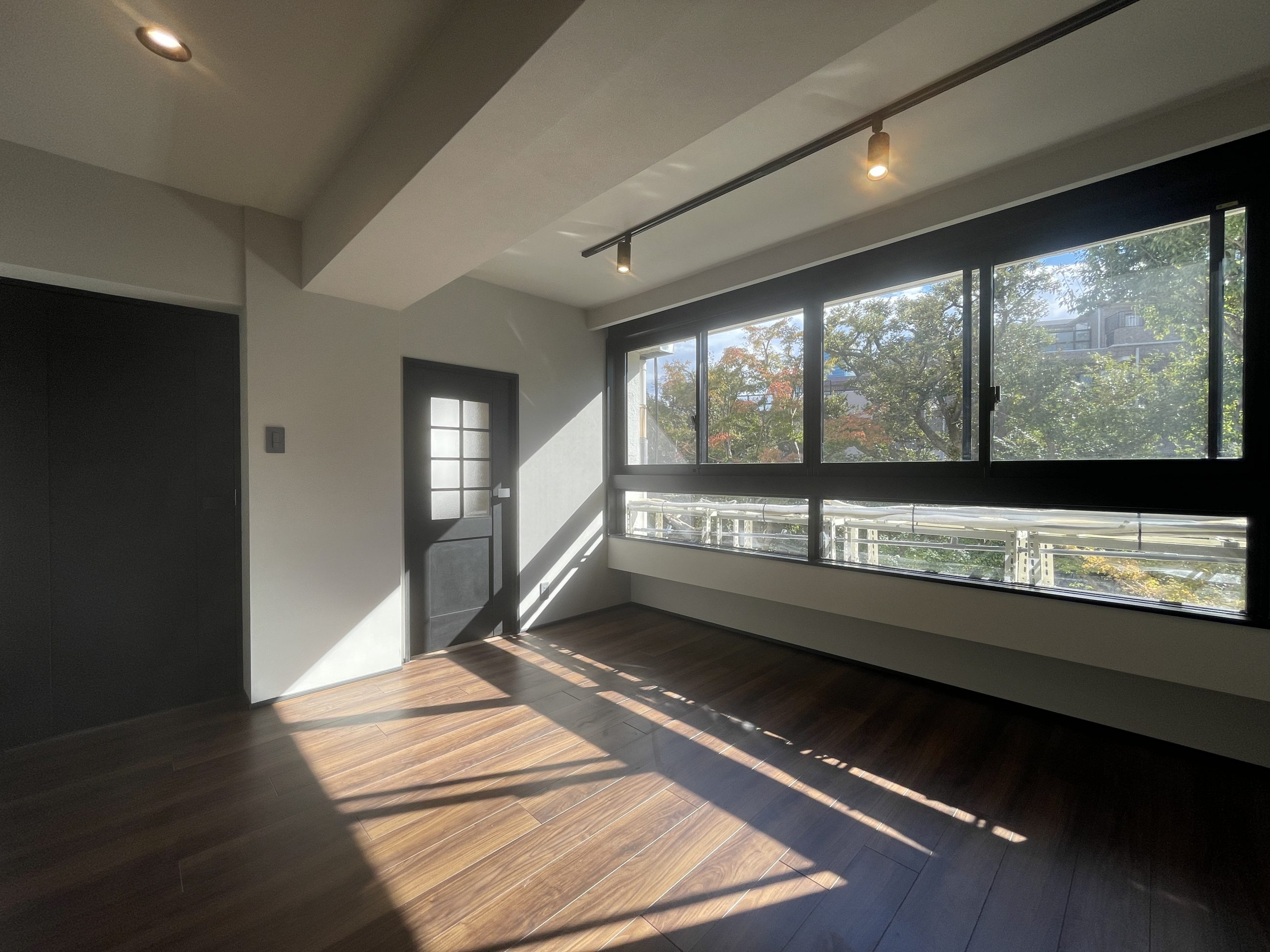 乃木坂 築60年の73m2の4DKをヘリンボーン床、クリア3枚引き戸、L字キッチンで人気の3LDKにフルリノベーション【港区 築60年 マンションリノベーション事例】eims（エイムズ ...