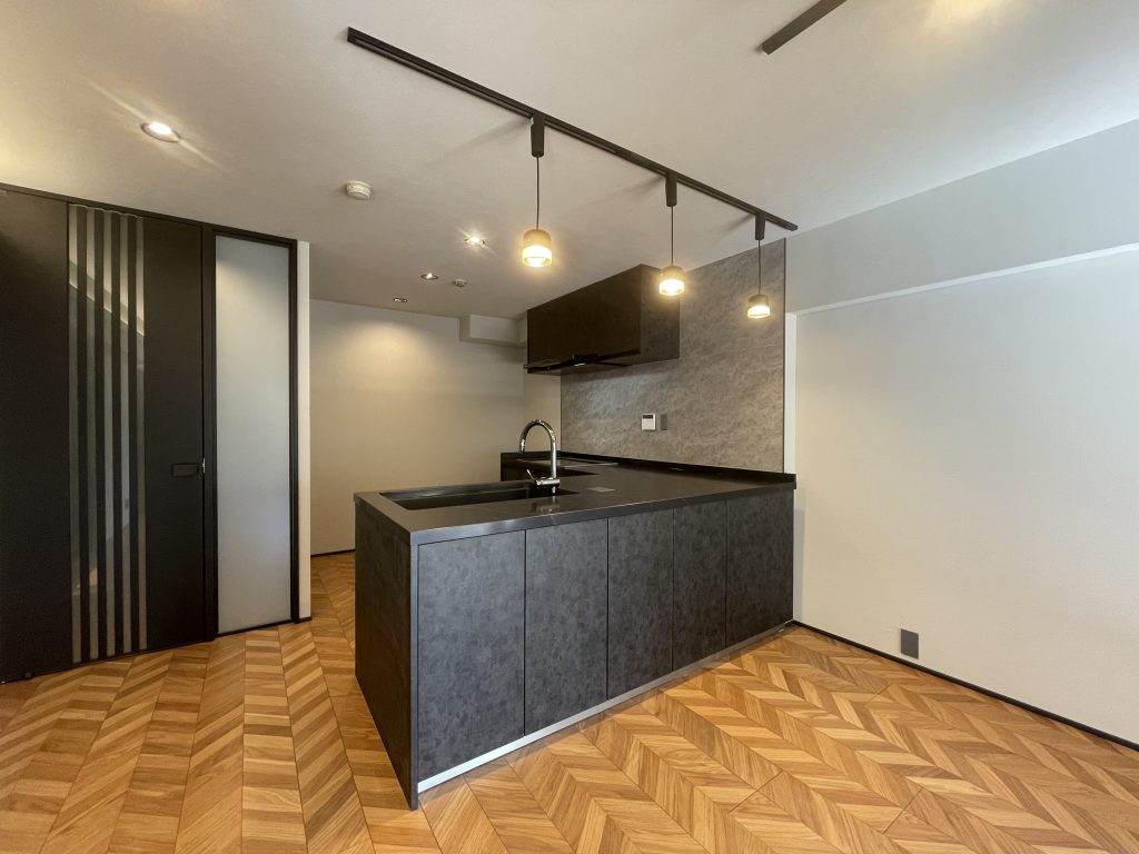 乃木坂 築60年の73m2の4DKをヘリンボーン床、クリア3枚引き戸、L字キッチンで人気の3LDKにフルリノベーション【港区 築60年 マンションリノベーション事例】eims（エイムズ ...