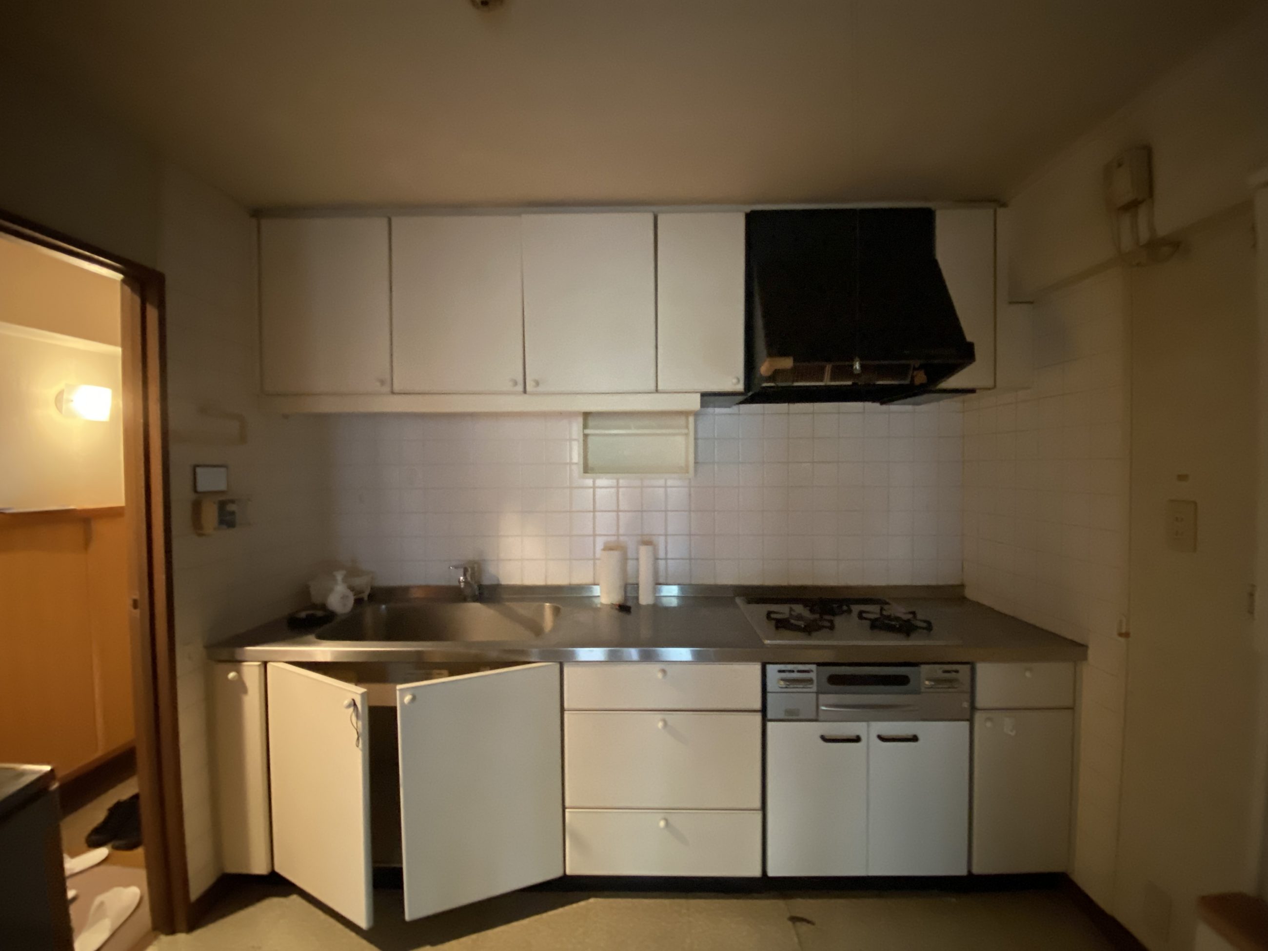 乃木坂 築60年の73m2の4DKをヘリンボーン床、クリア3枚引き戸、L字キッチンで人気の3LDKにフルリノベーション【港区 築60年 マンションリノベーション事例】eims（エイムズ ...