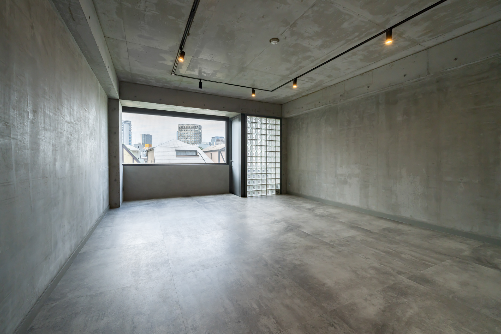 神宮前 無駄を削ぎ落したコンクリ、ブラックに統一したホテルライクな水回りリノベで大幅賃料アップを実現【表参道 RC 1R 40m2】eims（エイムズ - eims (エイムズ)