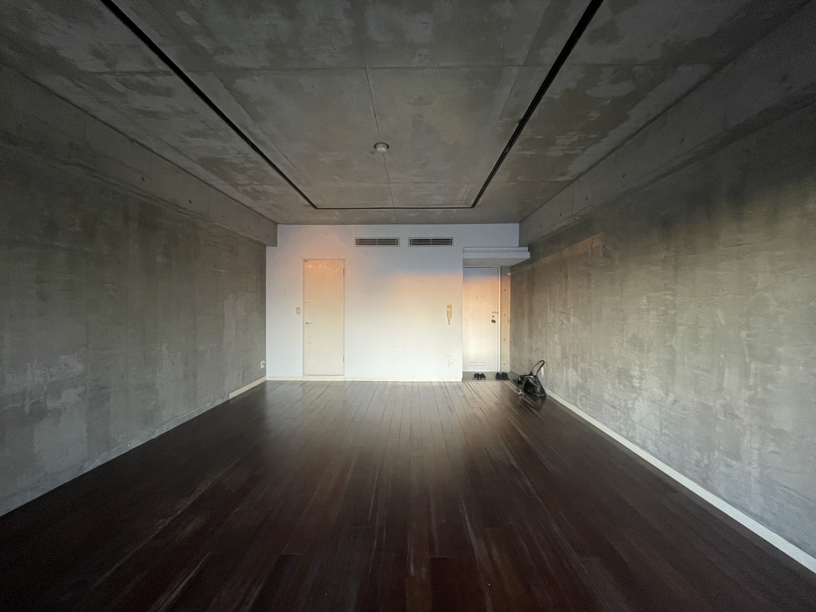 神宮前 無駄を削ぎ落したコンクリ、ブラックに統一したホテルライクな水回りリノベで大幅賃料アップを実現【表参道 RC 1R 40m2】eims（エイムズ - eims (エイムズ)