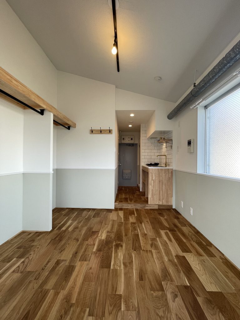 聖蹟桜ヶ丘 壁デザインの切分け、真鍮小物が映えるデザインリノベに【多摩市 築35年 RC 1R 賃貸】eims（エイムズ） - eims (エイムズ)