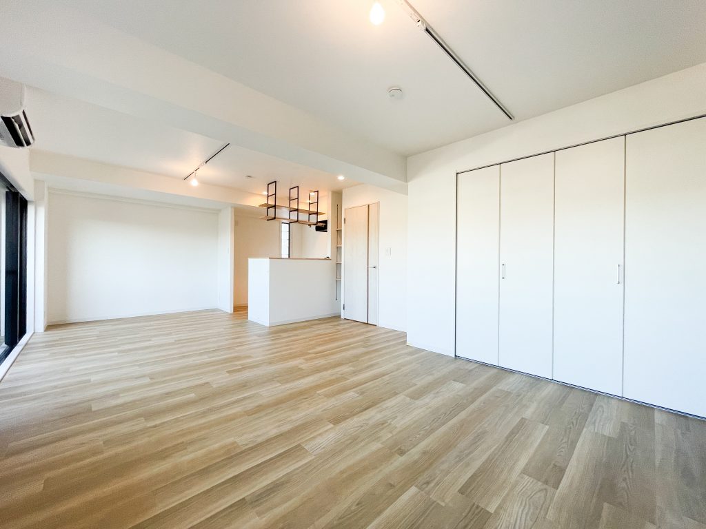 雪が谷大塚 築31年、67㎡の3LDKをペニンシュラキッチンが映える2LDKにリニューアル【大田区 RC 築31年 2LDK 賃貸】eims（エイムズ - eims (エイムズ)