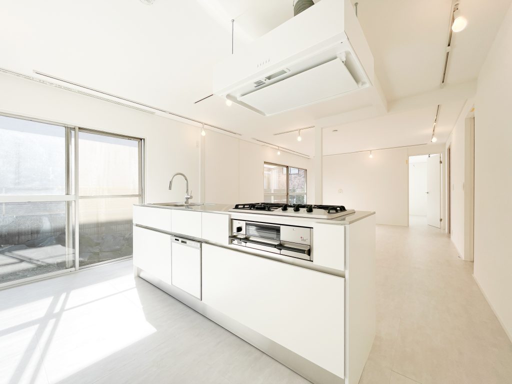 木造戸建てをご自宅用に白亜のリビングが印象的な3LDKにリノベーション【戸建て 3LDK 106m2自宅】eims（エイムズ - eims (エイムズ)