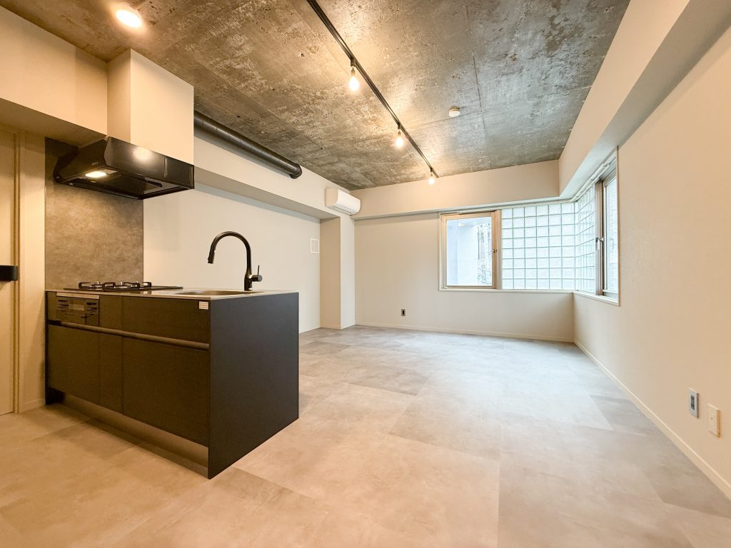 下板橋 築33年 躯体表しにペニンシュラキッチンが映えるモダンなデザイナーズリノベーション【豊島区 RC 築33年 2K 賃貸】eims（エイムズ） - eims (エイムズ)